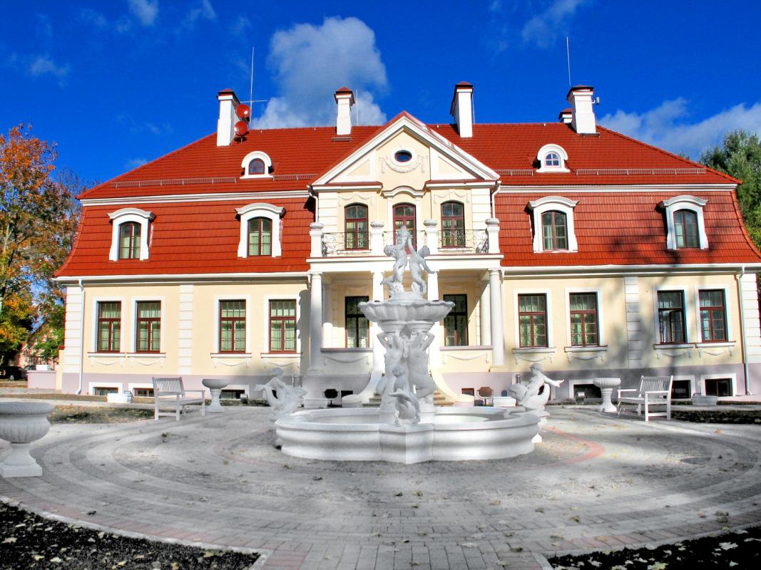 4.SVENTE MANOR AND MUSEUM OF MILITARY VEHICLES - Daugavpils Travel